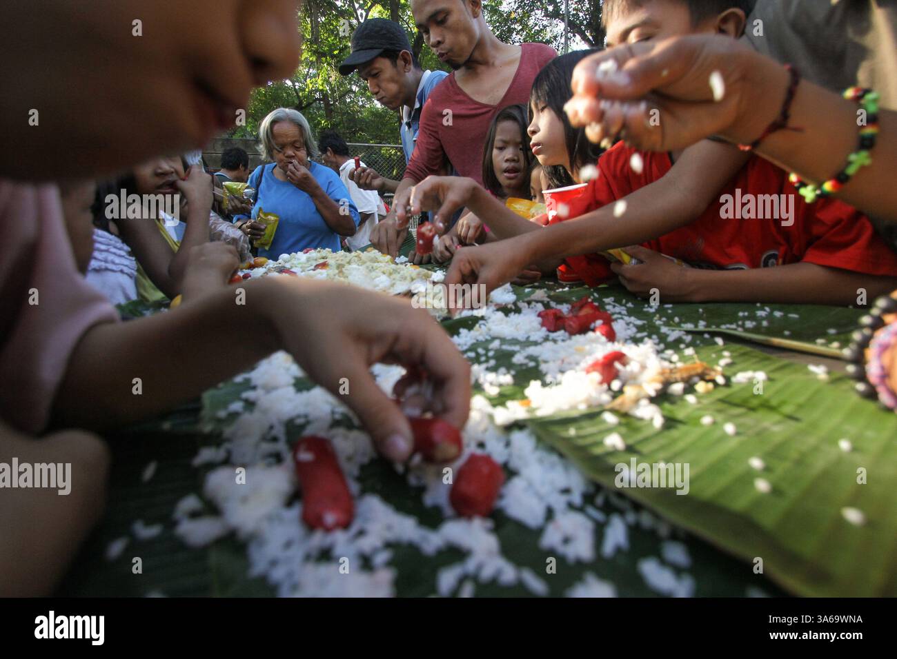 Philippines feeding program hi-res stock photography and images - Alamy
