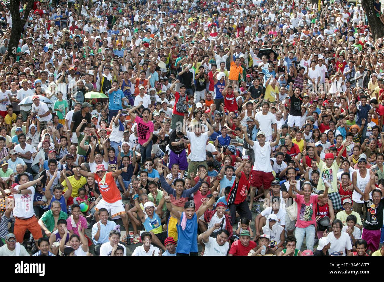Nov. 23, 2014 - Manila, Philippines - Filipino boxing fans cheer for ...