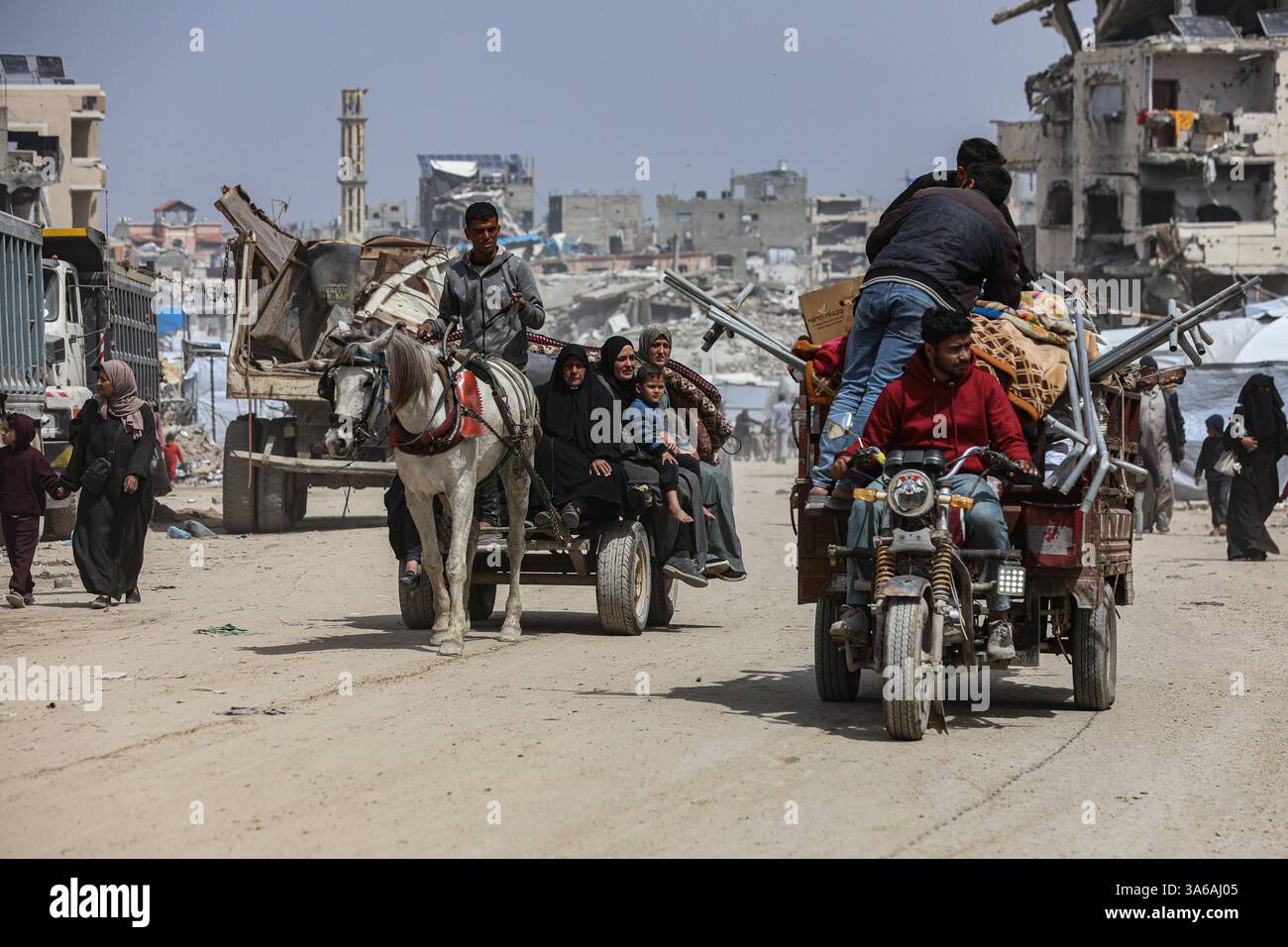 Palestinians set out to Gaza city with their belongings, from Beit ...