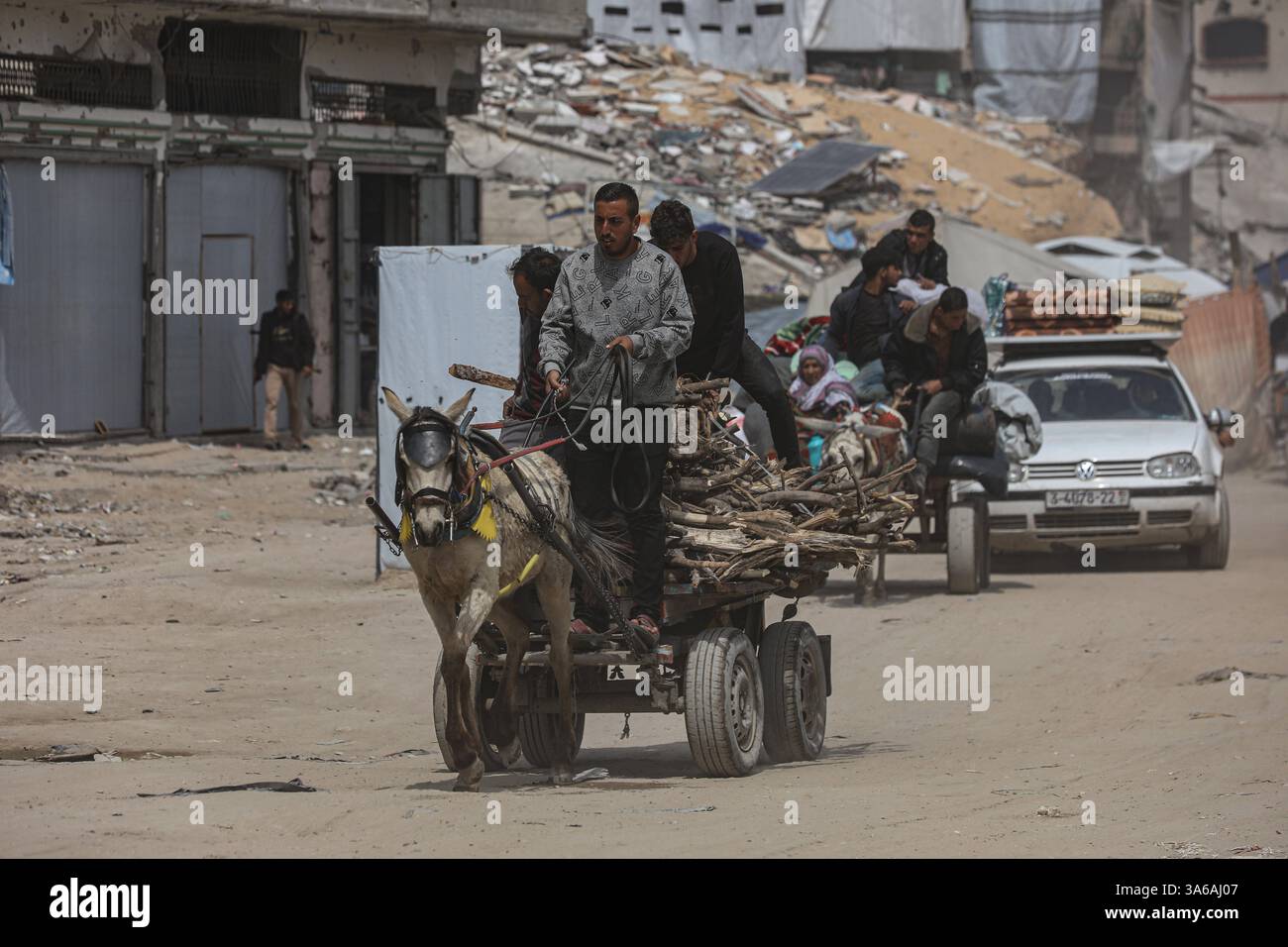 Palestinians set out to Gaza city with their belongings, from Beit ...