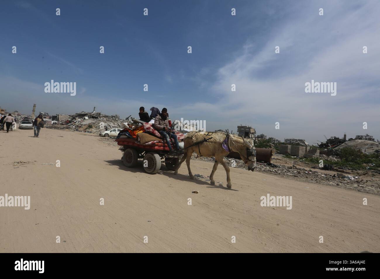 Palestinians set out to Gaza city with their belongings, from Beit ...