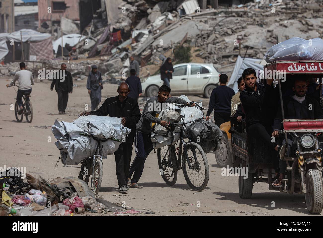 Palestinians set out to Gaza city with their belongings, from Beit ...
