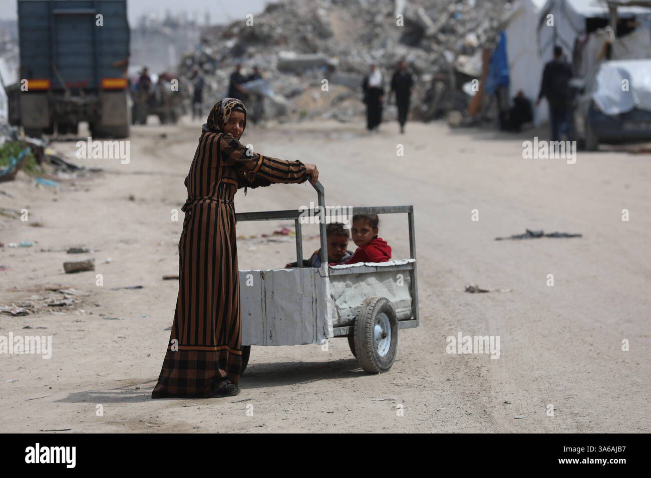 Palestinians set out to Gaza city with their belongings, from Beit ...