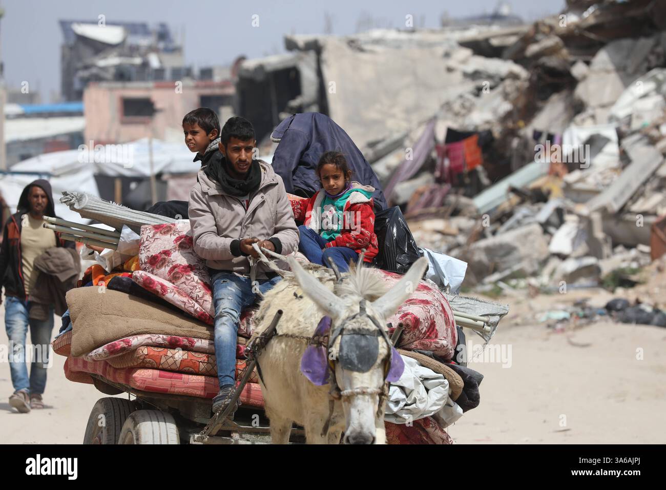Palestinians set out to Gaza city with their belongings, from Beit ...