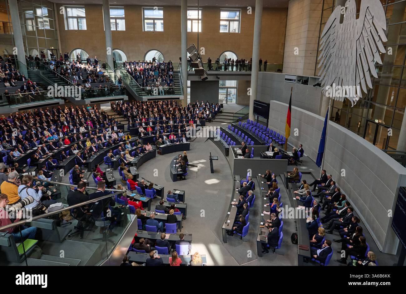 Bundestagsabgeordnete versammeln sich am Dienstag 25.03.2025 am Tag der ...