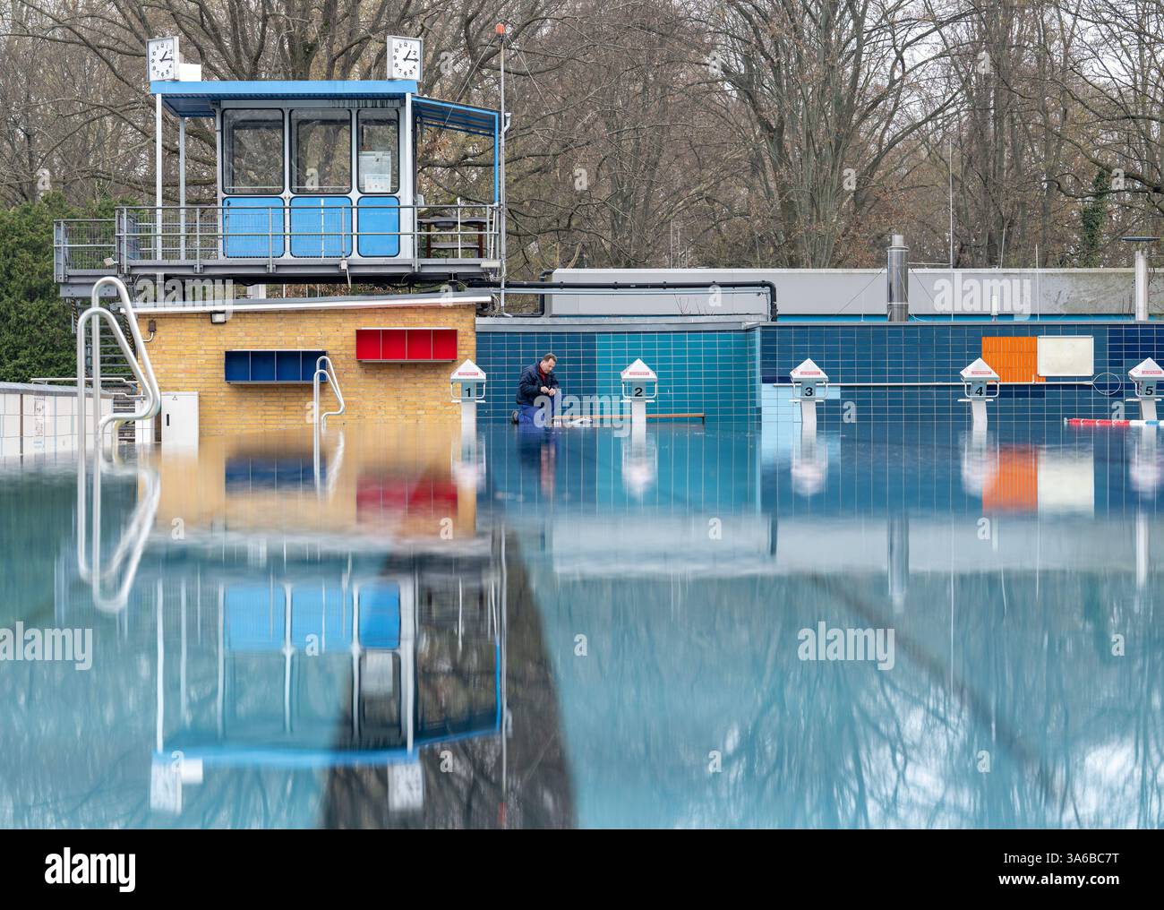 Berlin, Germany. 25th Mar, 2025. Swimming supervisor Thomas Halle ...