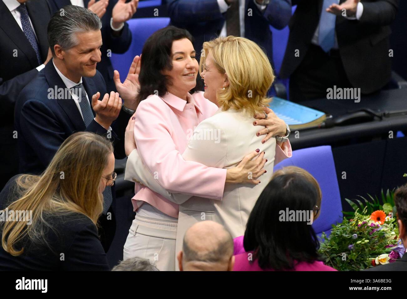 Dorothee Bär und Julia Klöckner in der konstituierenden Sitzung des 21. Deutschen Bundestages im ...