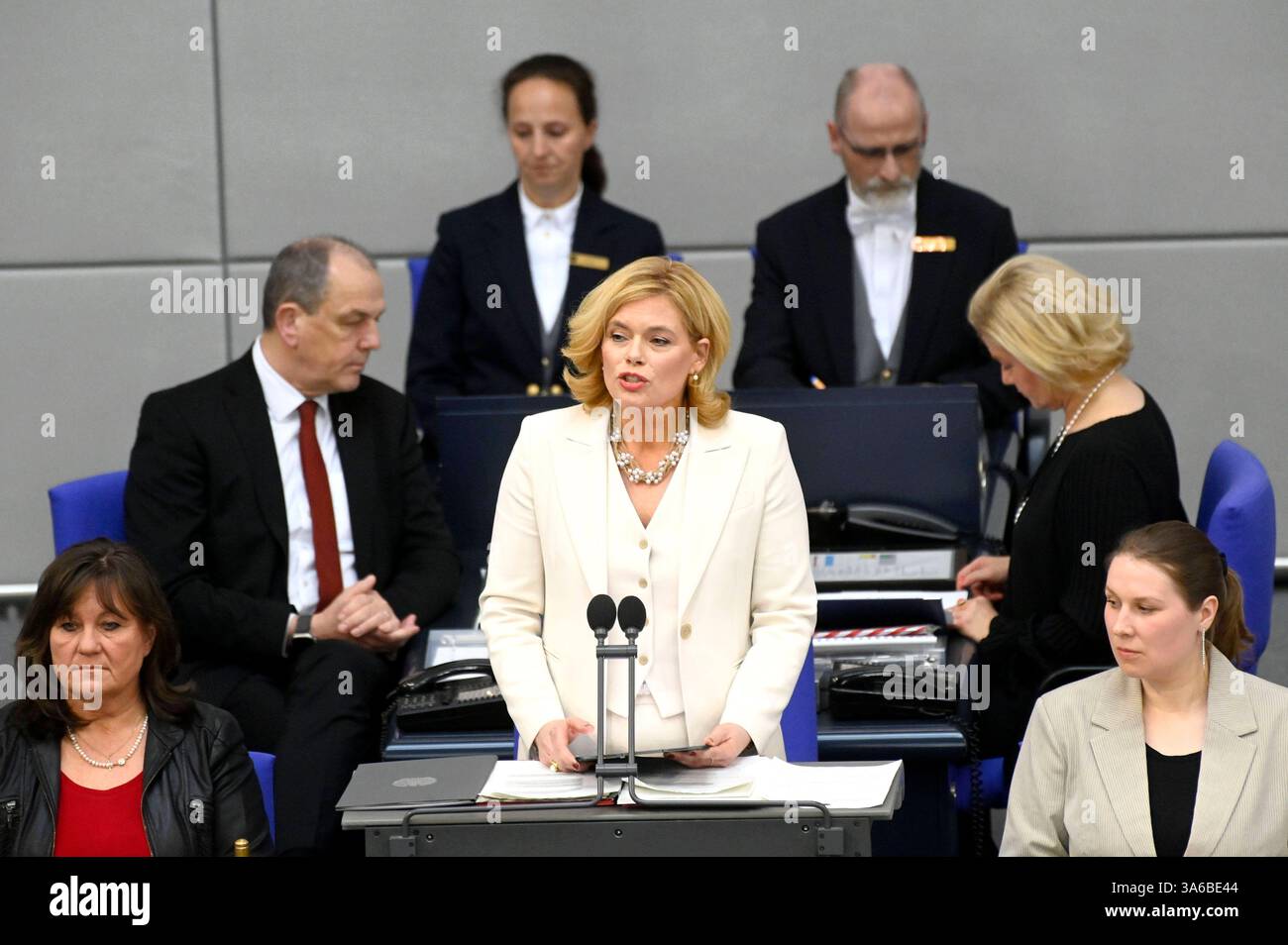 Julia Klöckner in der konstituierenden Sitzung des 21. Deutschen ...