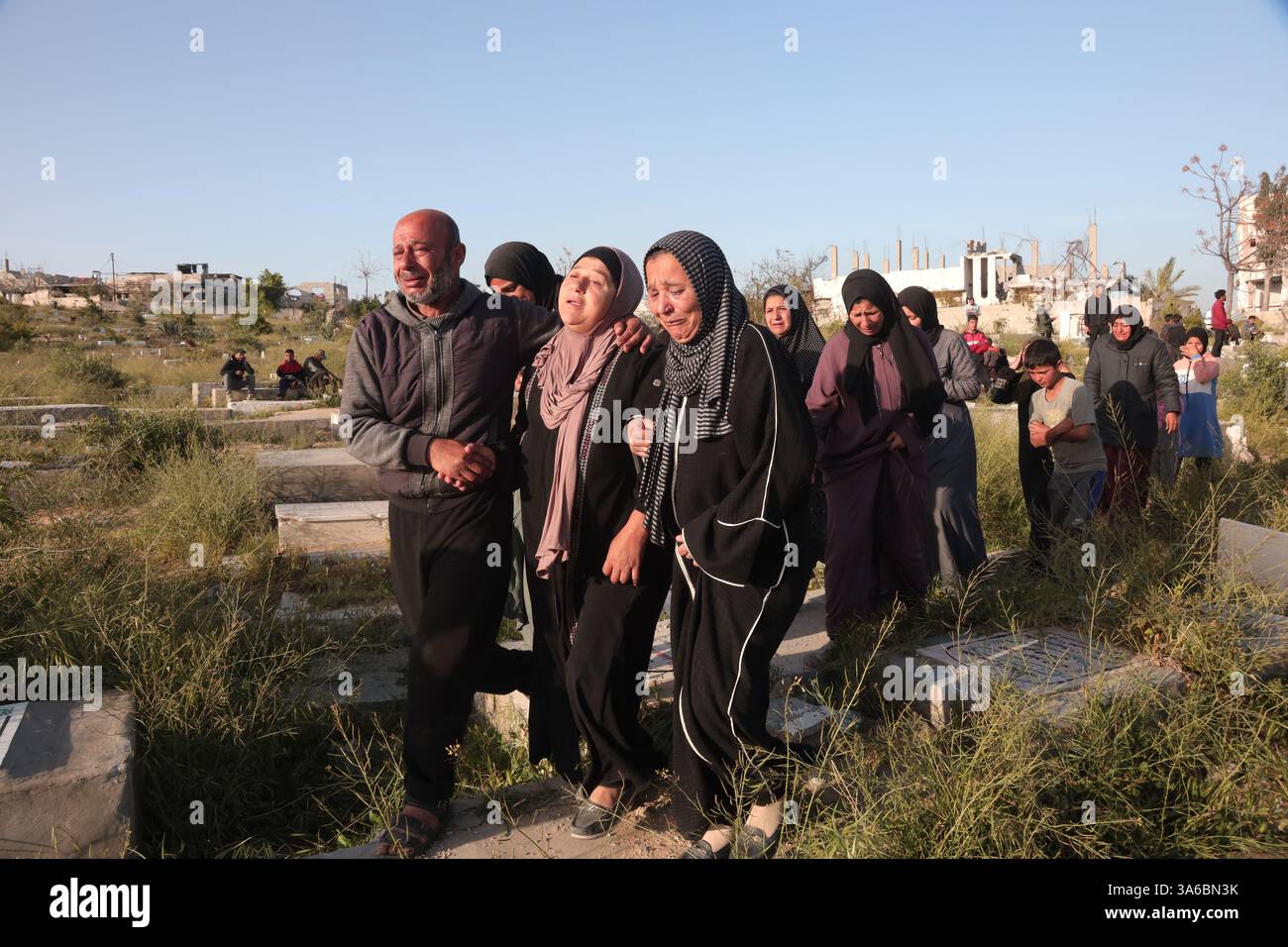 (250325) -- GAZA, March 25, 2025 (Xinhua) -- Relatives mourn during the ...