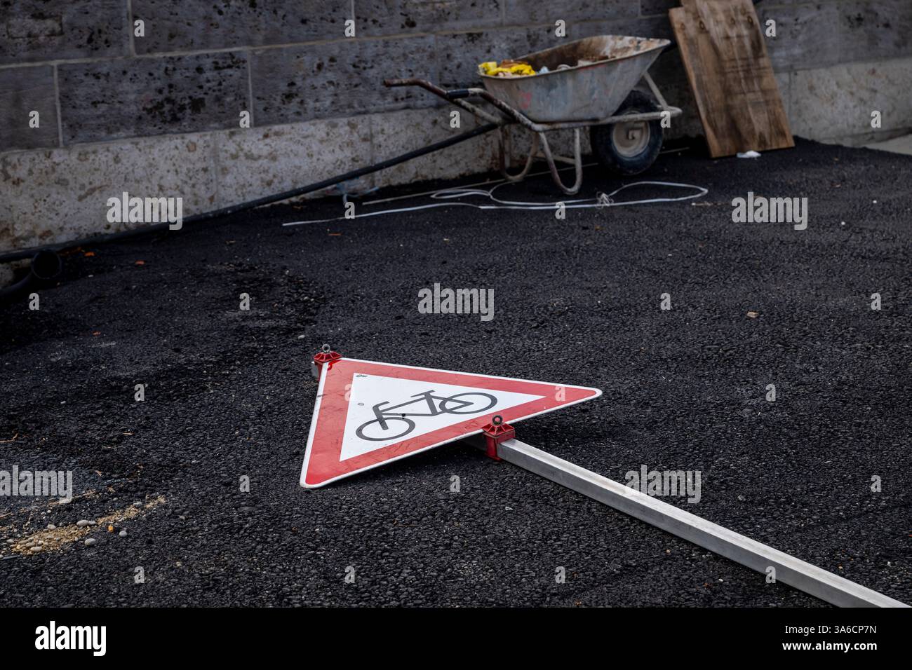 25 March 2025, Bavaria, Munich: A triangular "bicycle" traffic sign ...