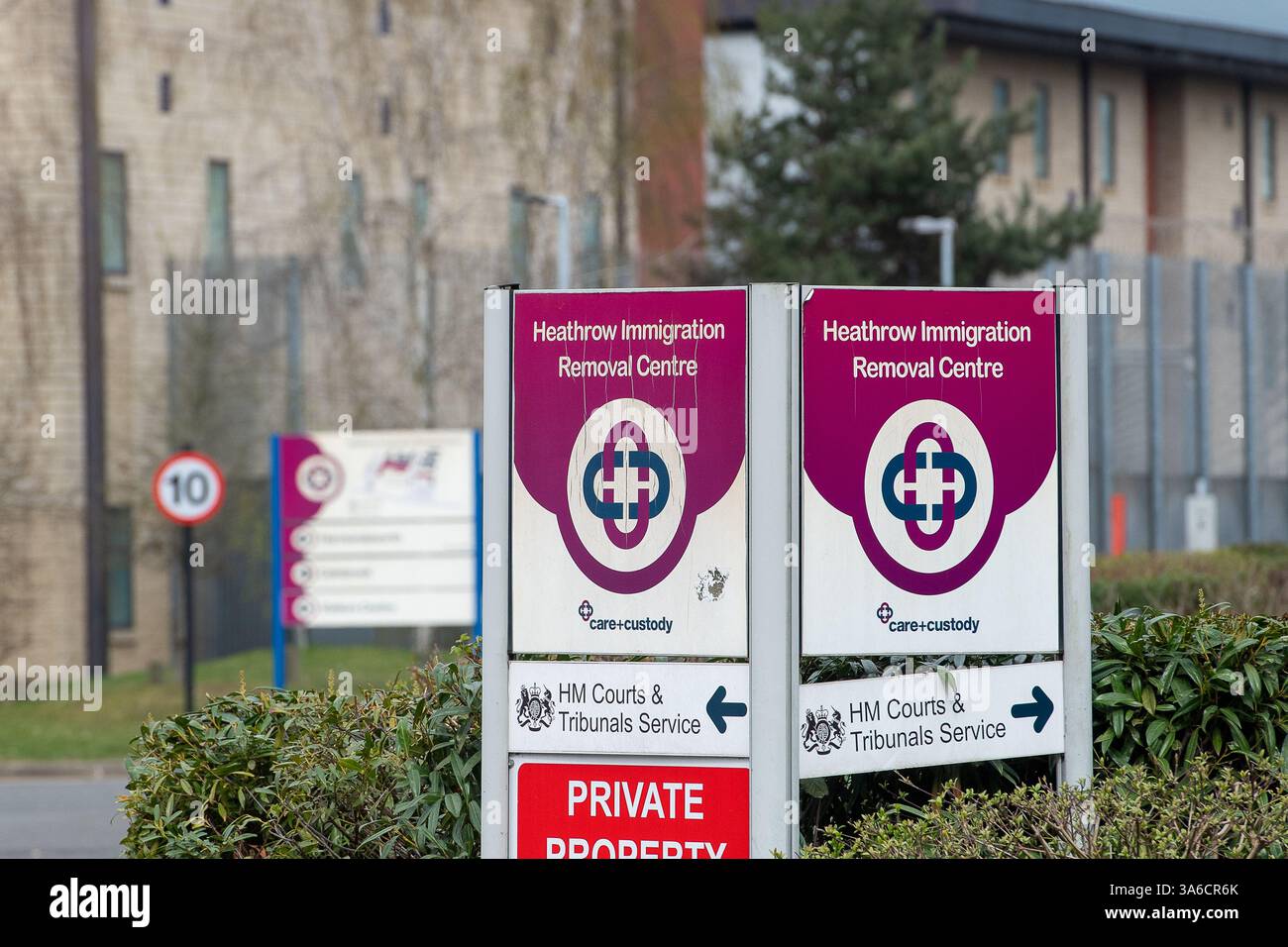 Small boats crossing channel migrants hi-res stock photography and ...