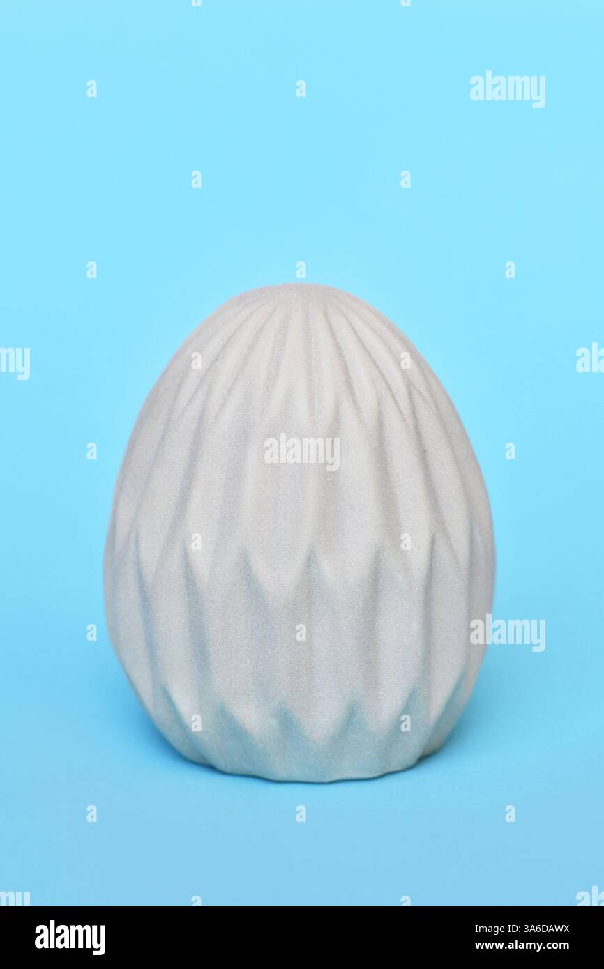 Single Easter egg with honeycomb pattern on blue background Stock Photo ...