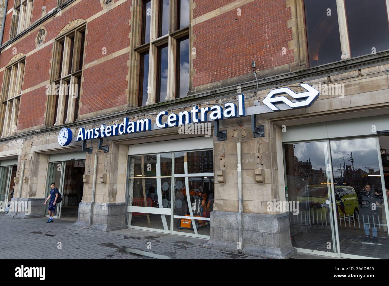 Front amsterdam centraal station hi-res stock photography and images ...