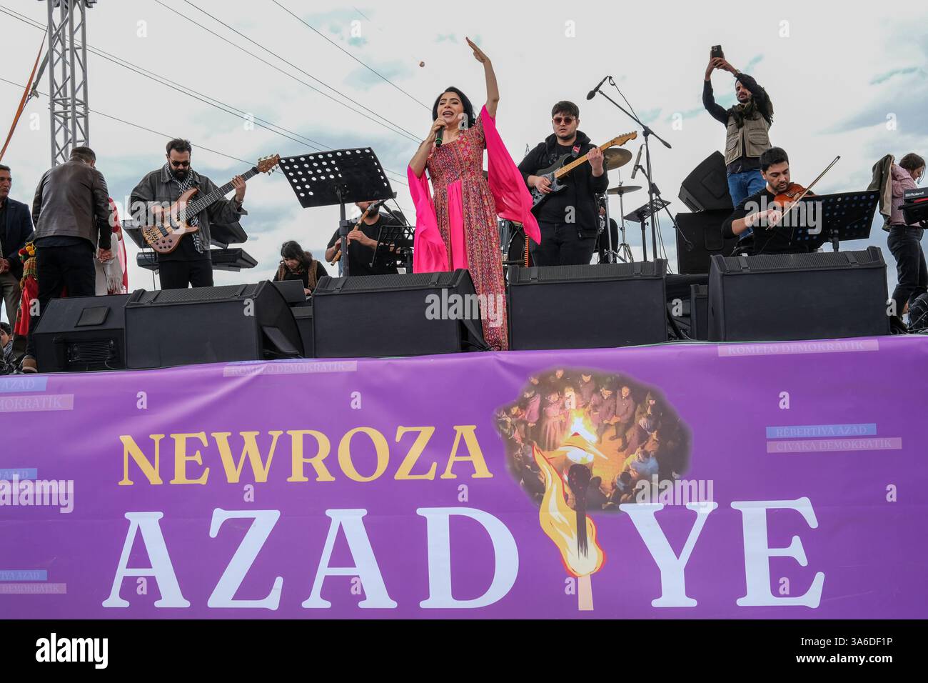 Kurdish artist Rojda entertains thousands of people. Tens of thousands ...