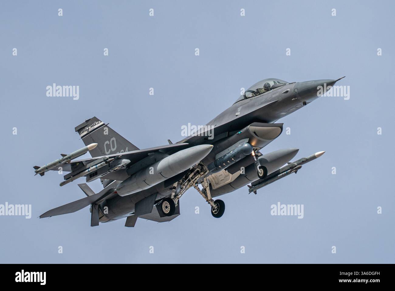 Colorado ANG F-16 Landing at Red Flag Stock Photo - Alamy