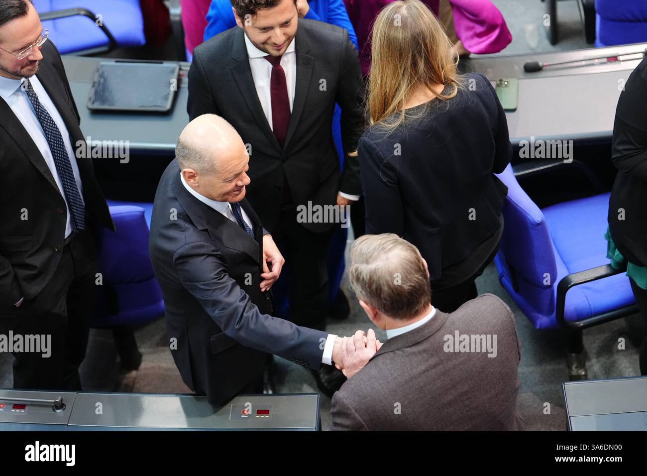 Berlin, Germany. 25th Mar, 2025. Federal Chancellor Olaf Scholz (l, SPD ...