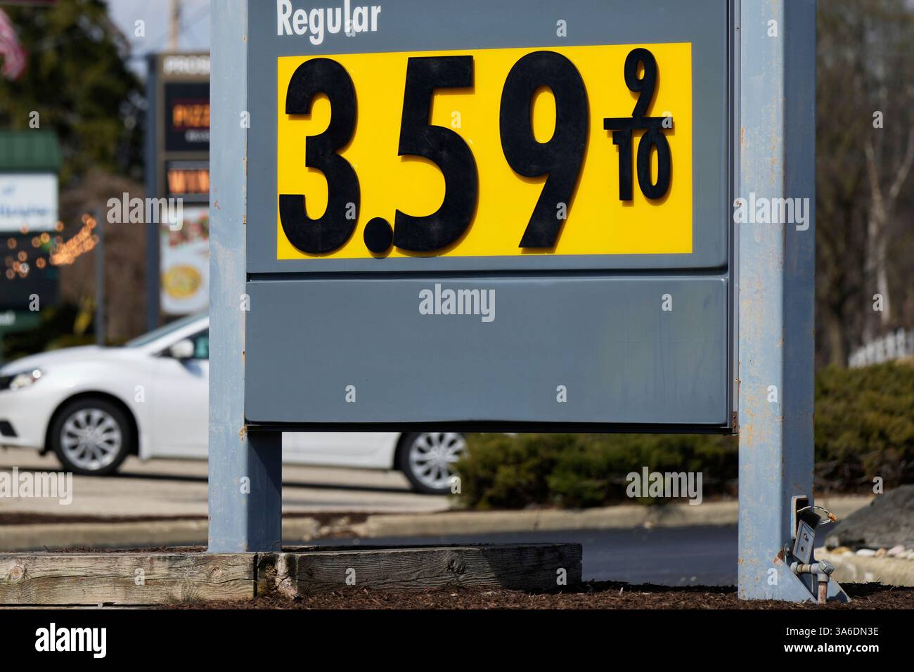 Gas price is displayed at a gas station in Prospect Heights, Ill ...