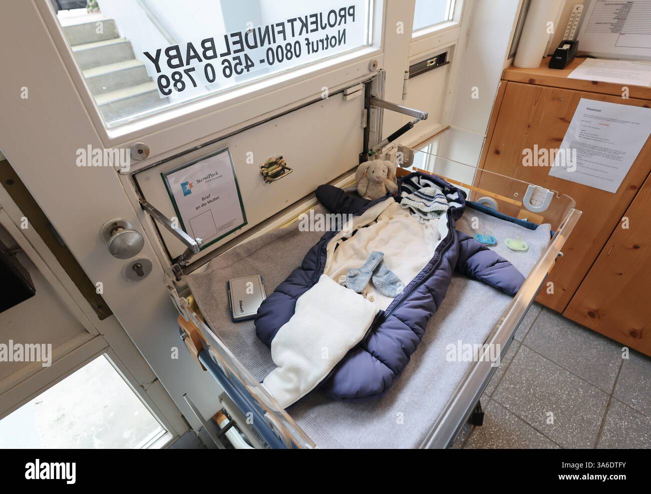 Hamburg, Germany. 25th Mar, 2025. A baby outfit with sleeping bag ...