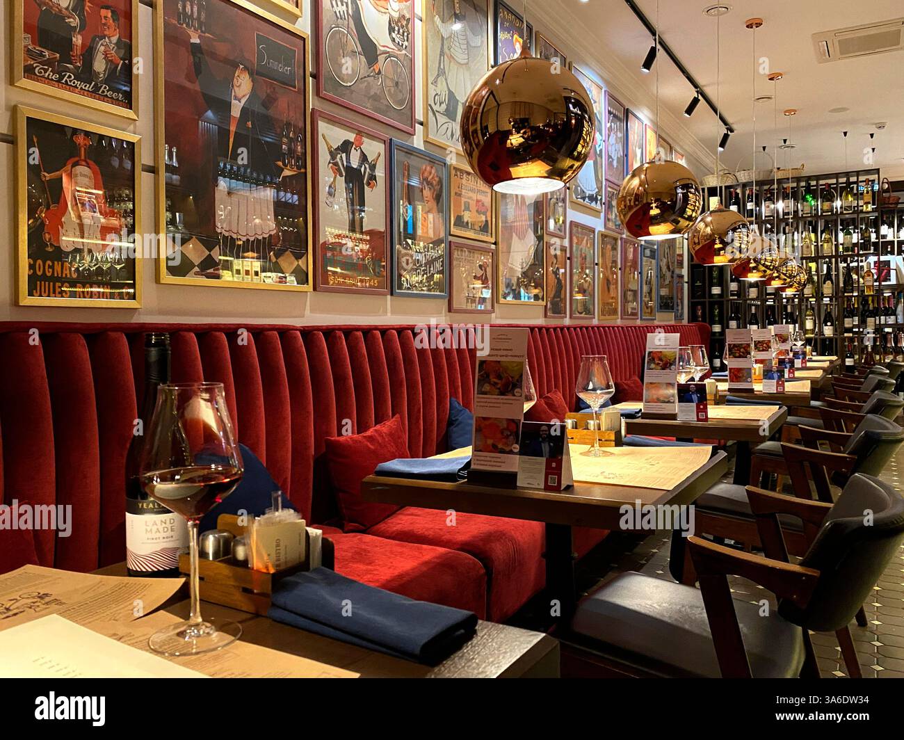 Velvet booths hi-res stock photography and images - Alamy