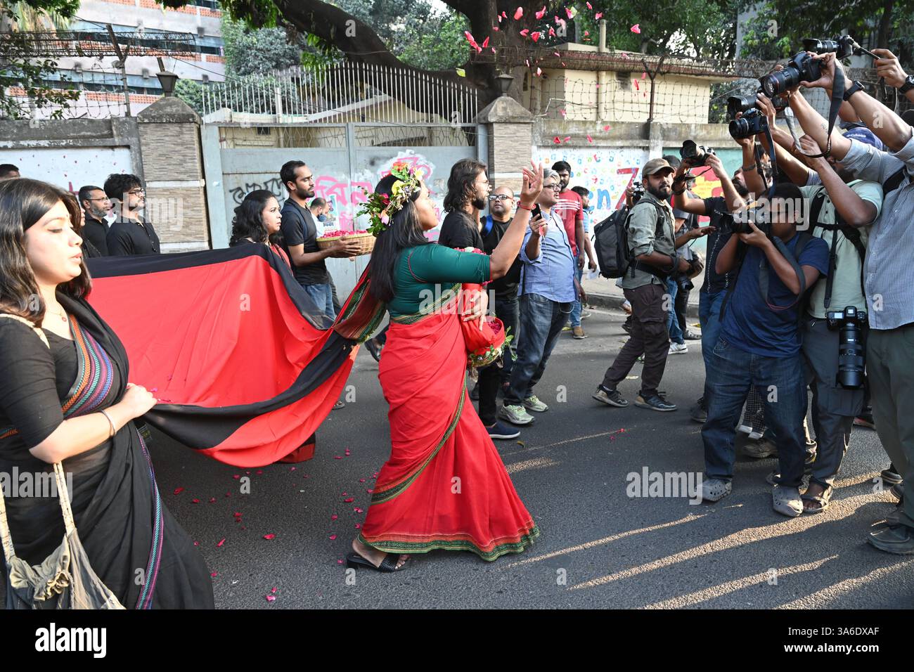 Dhaka, Bangladesh. 25th Mar, 2025.Members of the Prachyanat School of Acting and Design join the ...