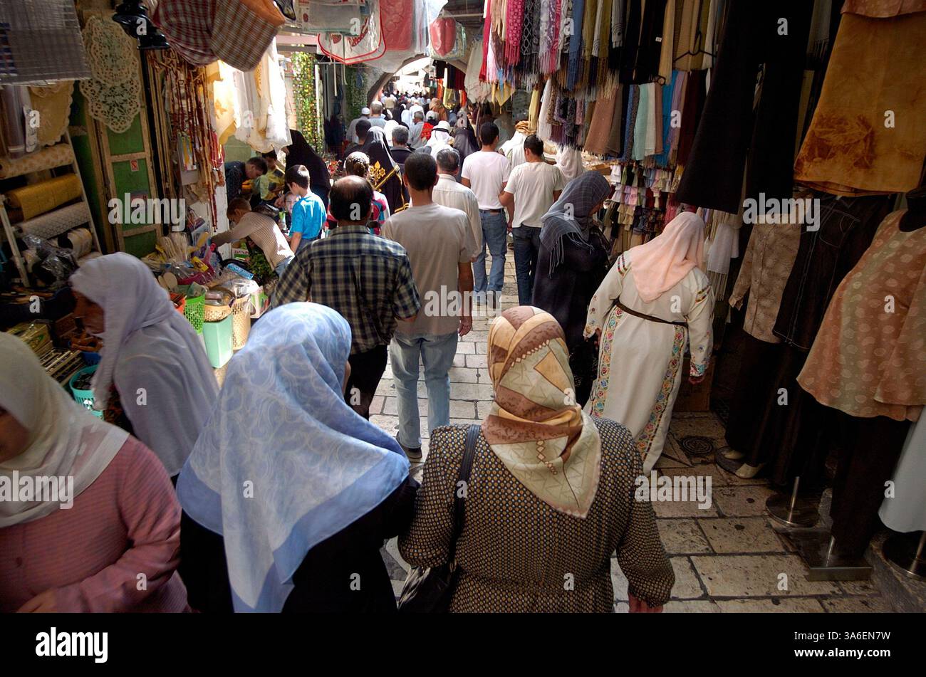 Oct 15, 2004; Jerusalem, ISRAEL; Tens of thousands of Muslim ...