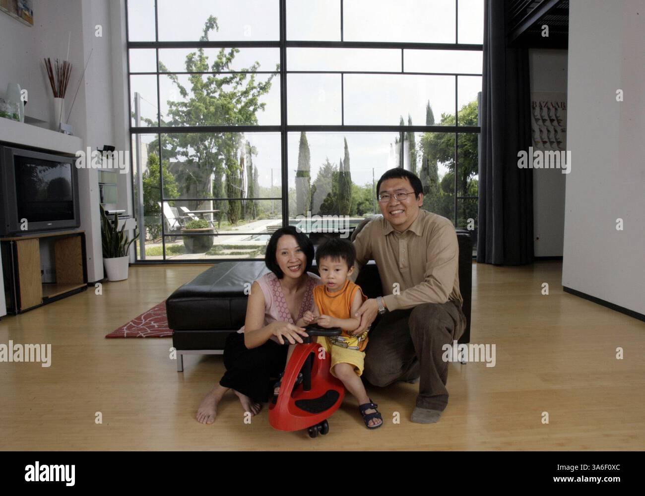 May 21, 2008 - From left, Thao Dang, Nathan Dang, 3, and Hoang Dang, an ...