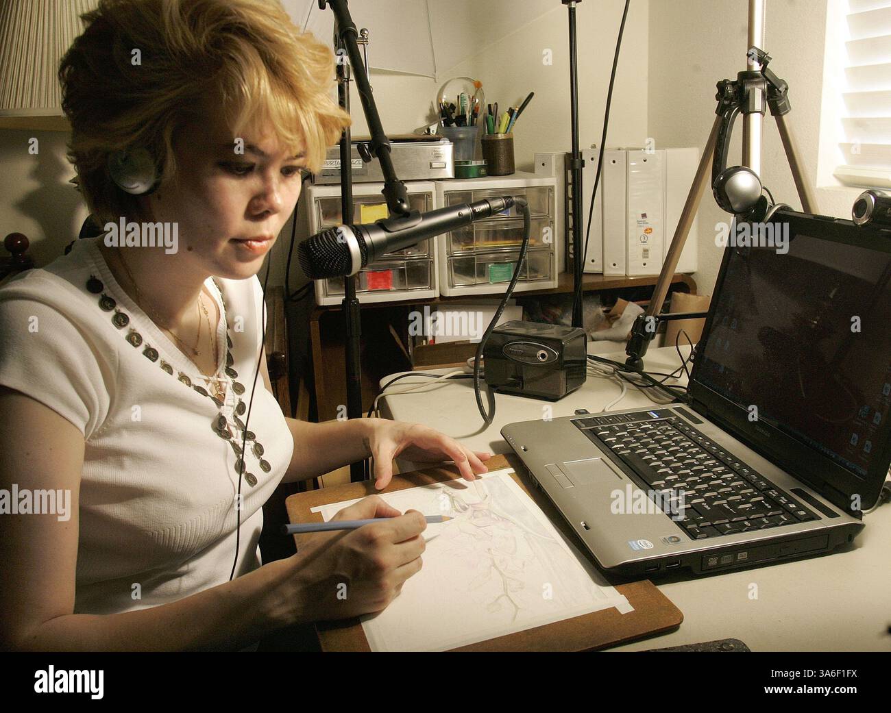 Aug. 7, 2008 - Artist Alyona Nickelsen has a studio work station set up ...