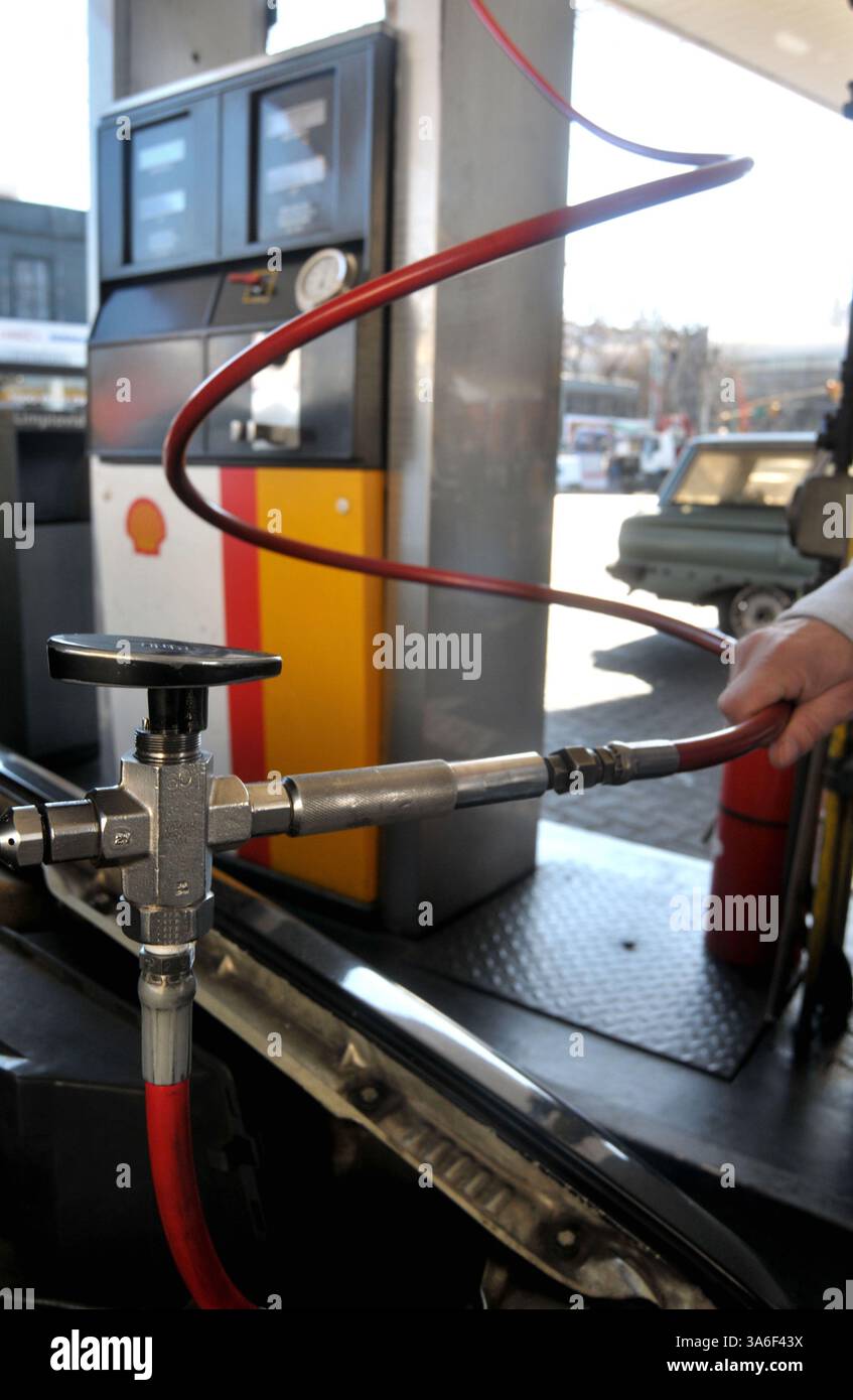 Aug. 21, 2008 - Filling a gas tank with natural gas is a similar ...