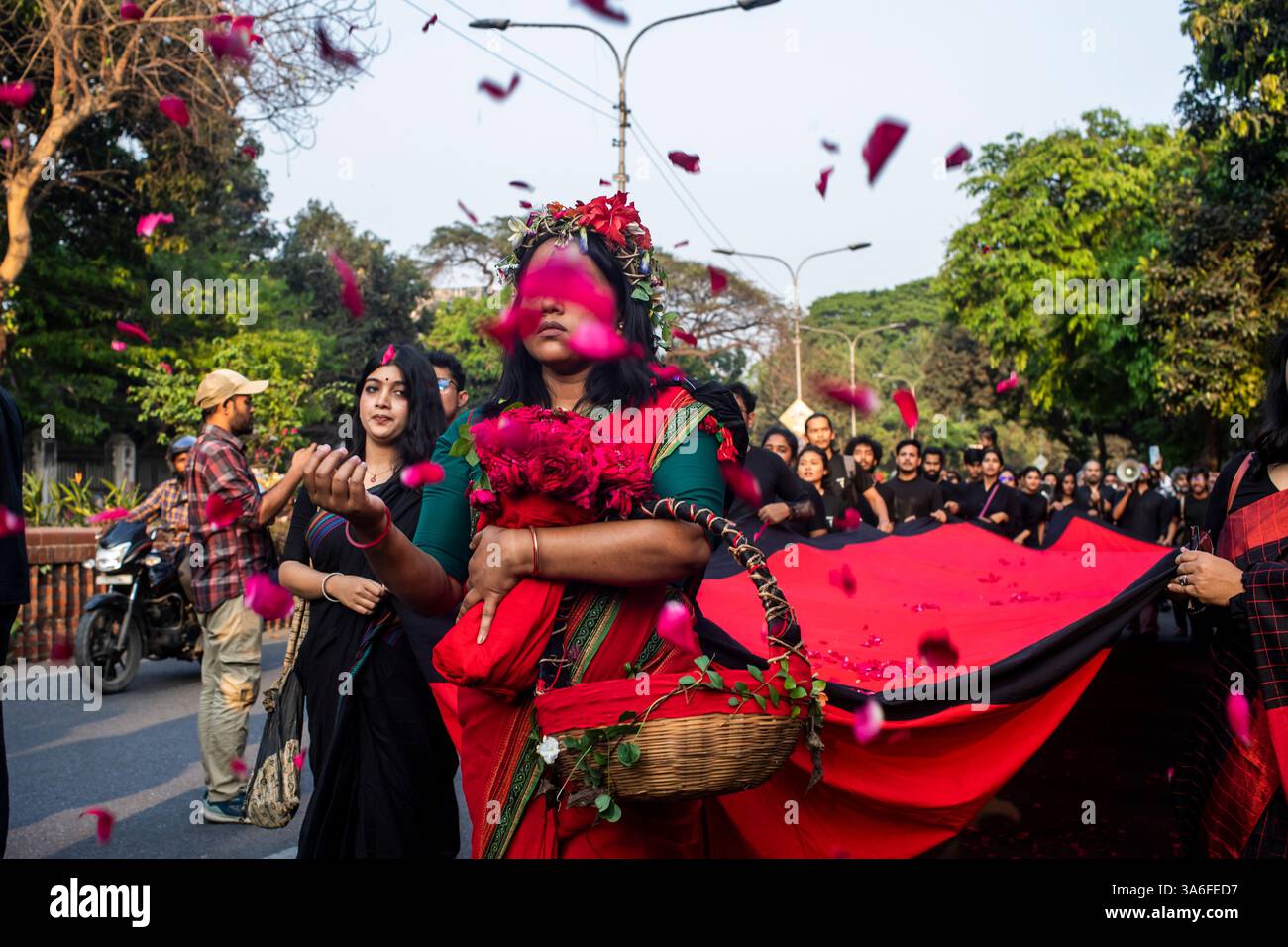 Dhaka, Bangladesh. 25th Mar, 2025. An artist from Prachyanat School of ...