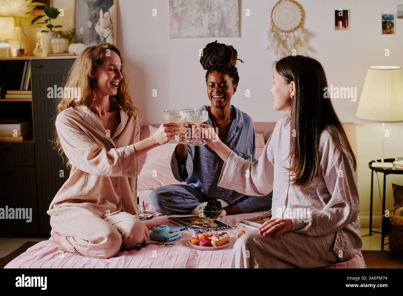 Girls clink glasses champagne hi-res stock photography and images - Alamy