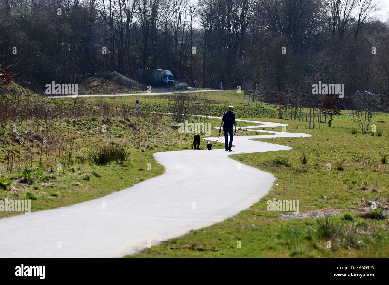 Asphaltierter Wanderweg Ein asphaltierter Wanderweg schlängelt sich ...