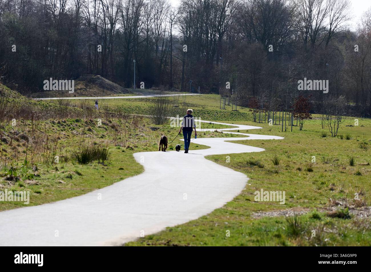 Asphaltierter Wanderweg Ein asphaltierter Wanderweg schlängelt sich ...