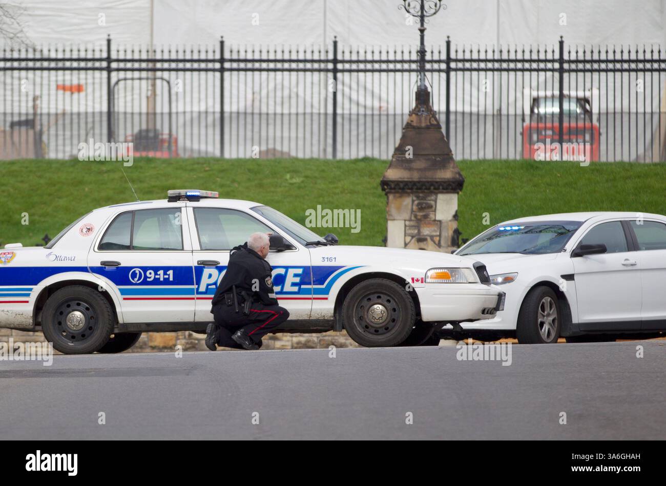 Oct 22, 2014 - Ottawa, Ontario , Canada - RCMP police members clear the ...