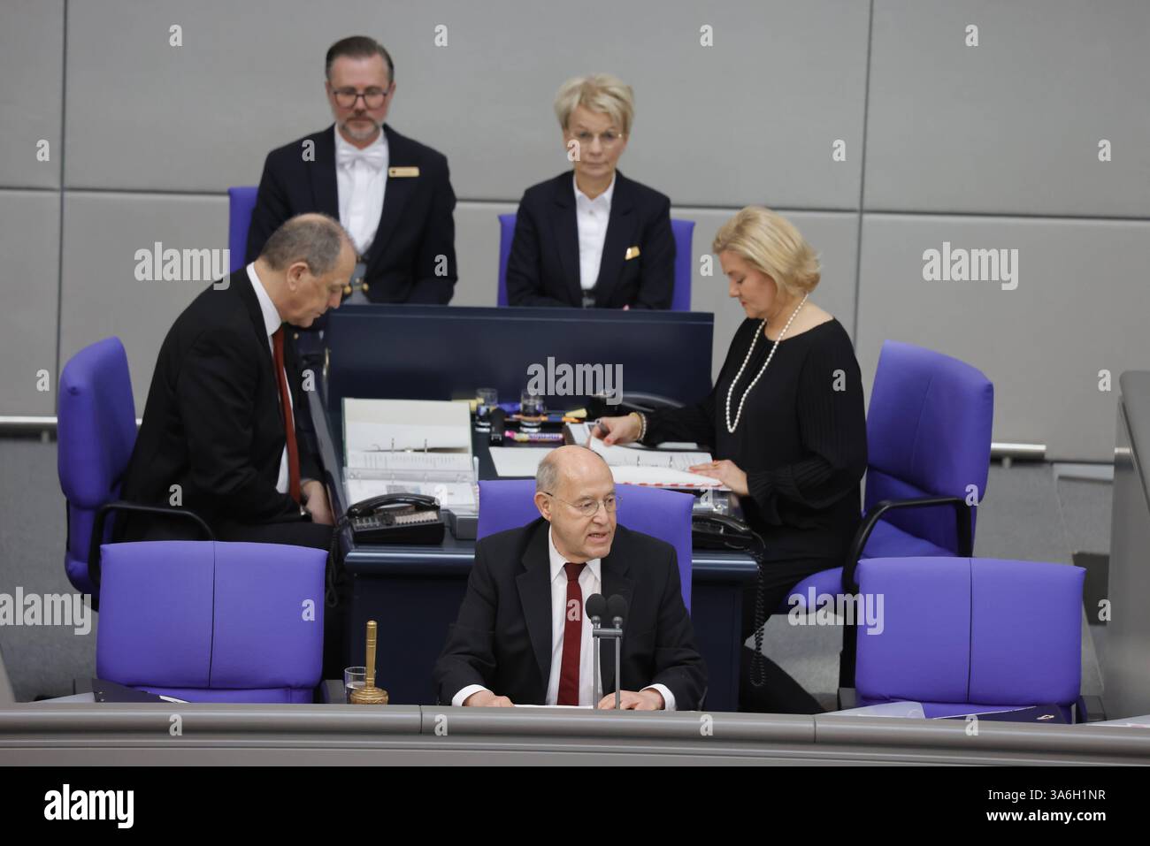 Gregor Gysi eröffnet als Alterspräsident die erste Sitzung des 21 ...