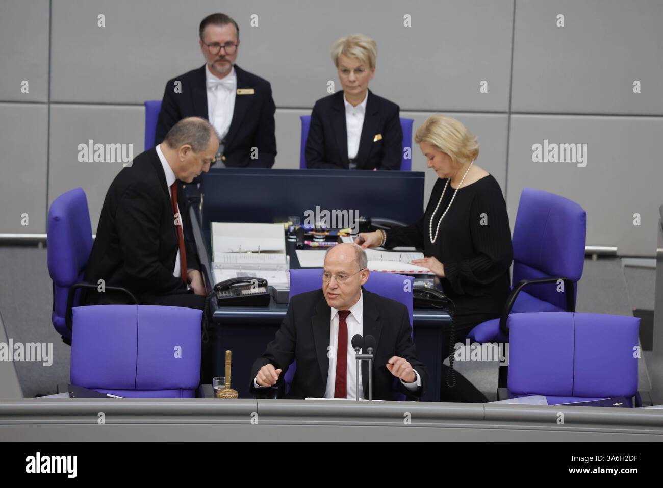 Gregor Gysi eröffnet als Alterspräsident die erste Sitzung des 21 ...