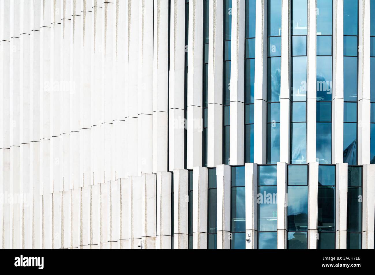Contemporary office facade of the BNP Paribas banking headquarters ...