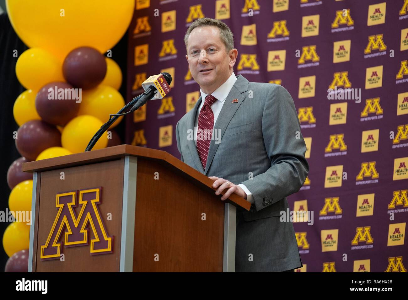 Minnesota's new head coach Niko Medved speaks during an NCAA college ...