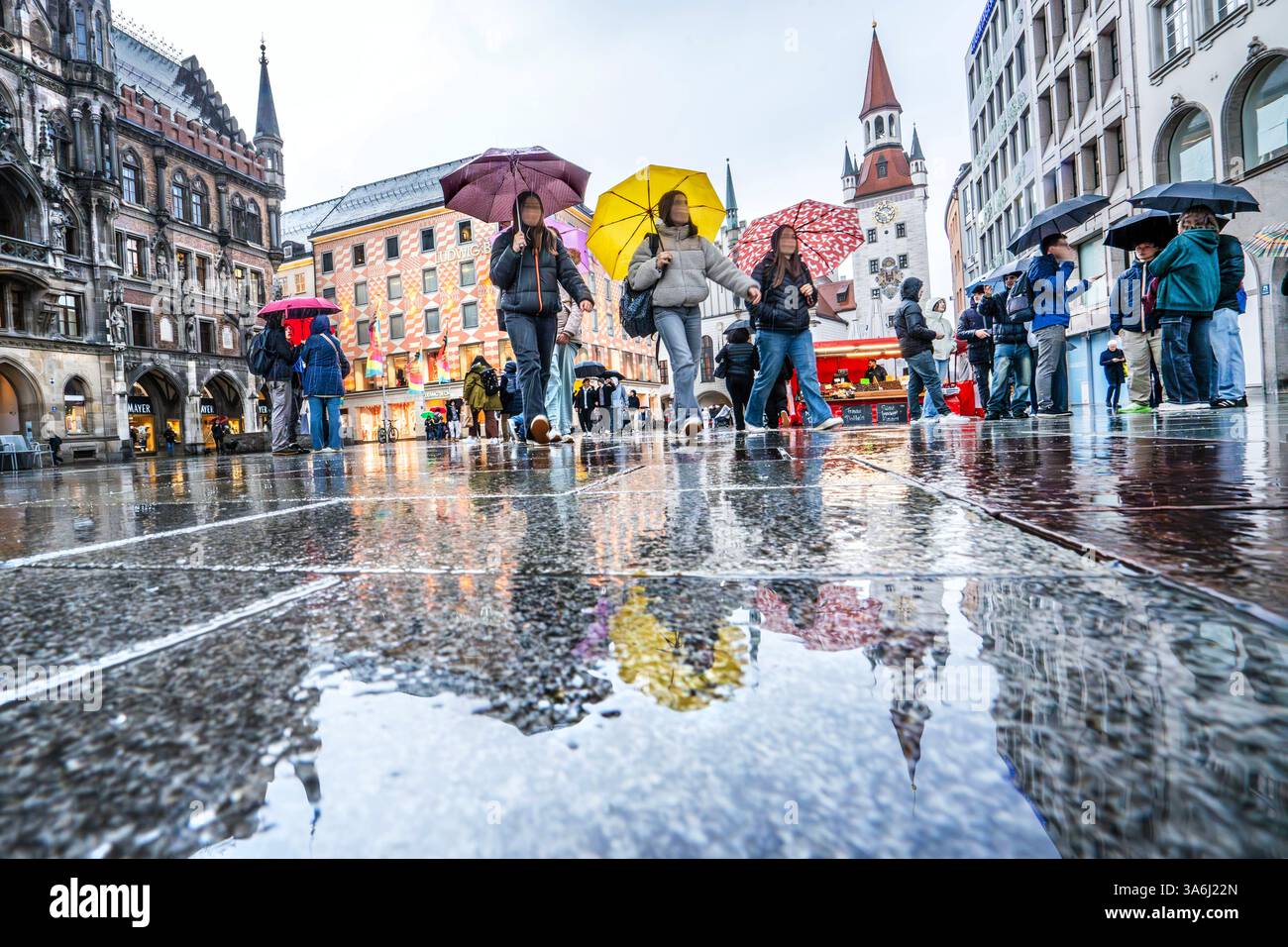 Unwetter mit menschen hi-res stock photography and images - Alamy