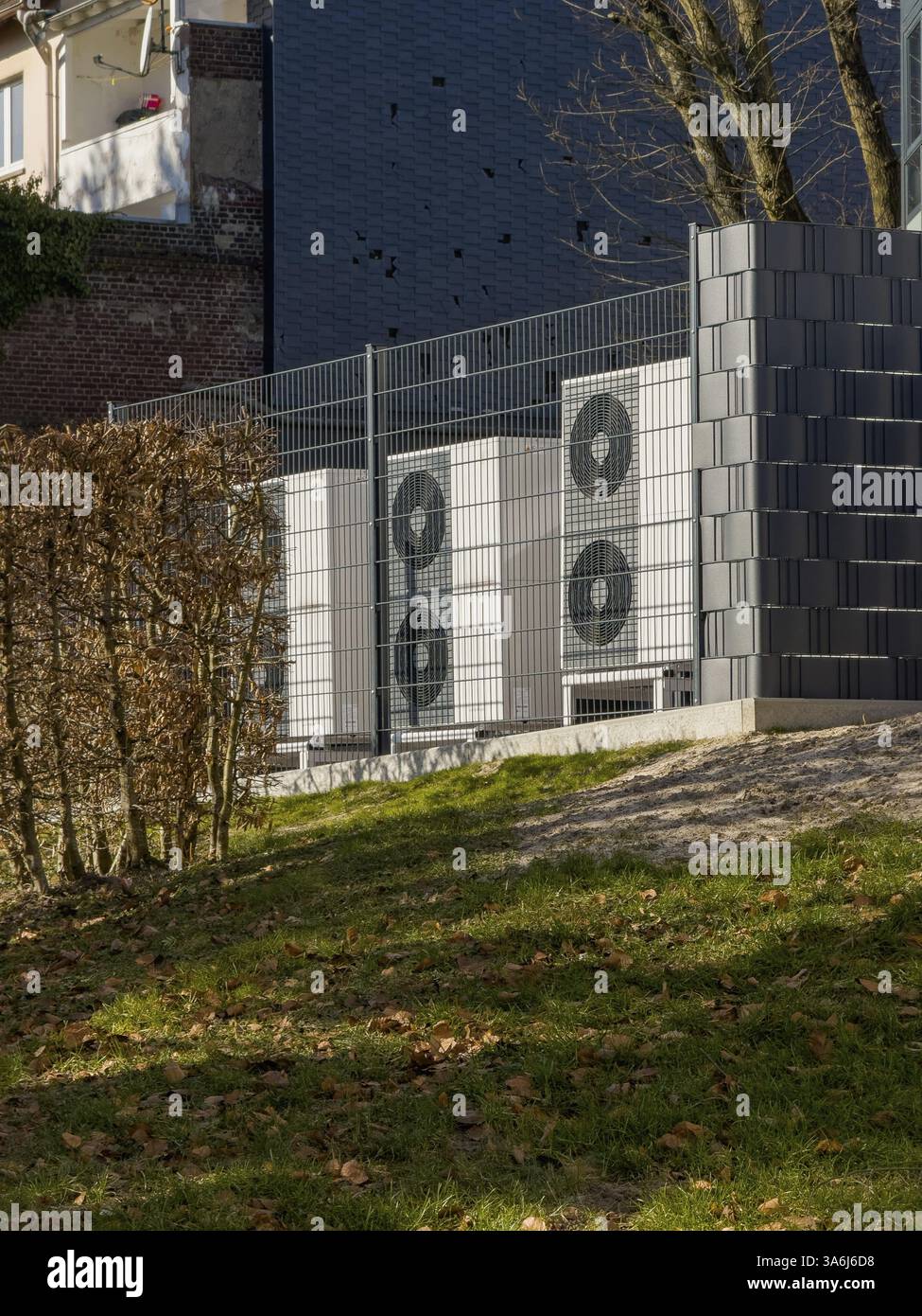 Three heat pumps as a cascade behind a privacy screen in Remscheid ...