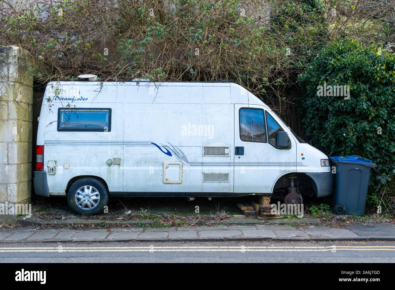Abandoned dirty white transit hi-res stock photography and images - Alamy