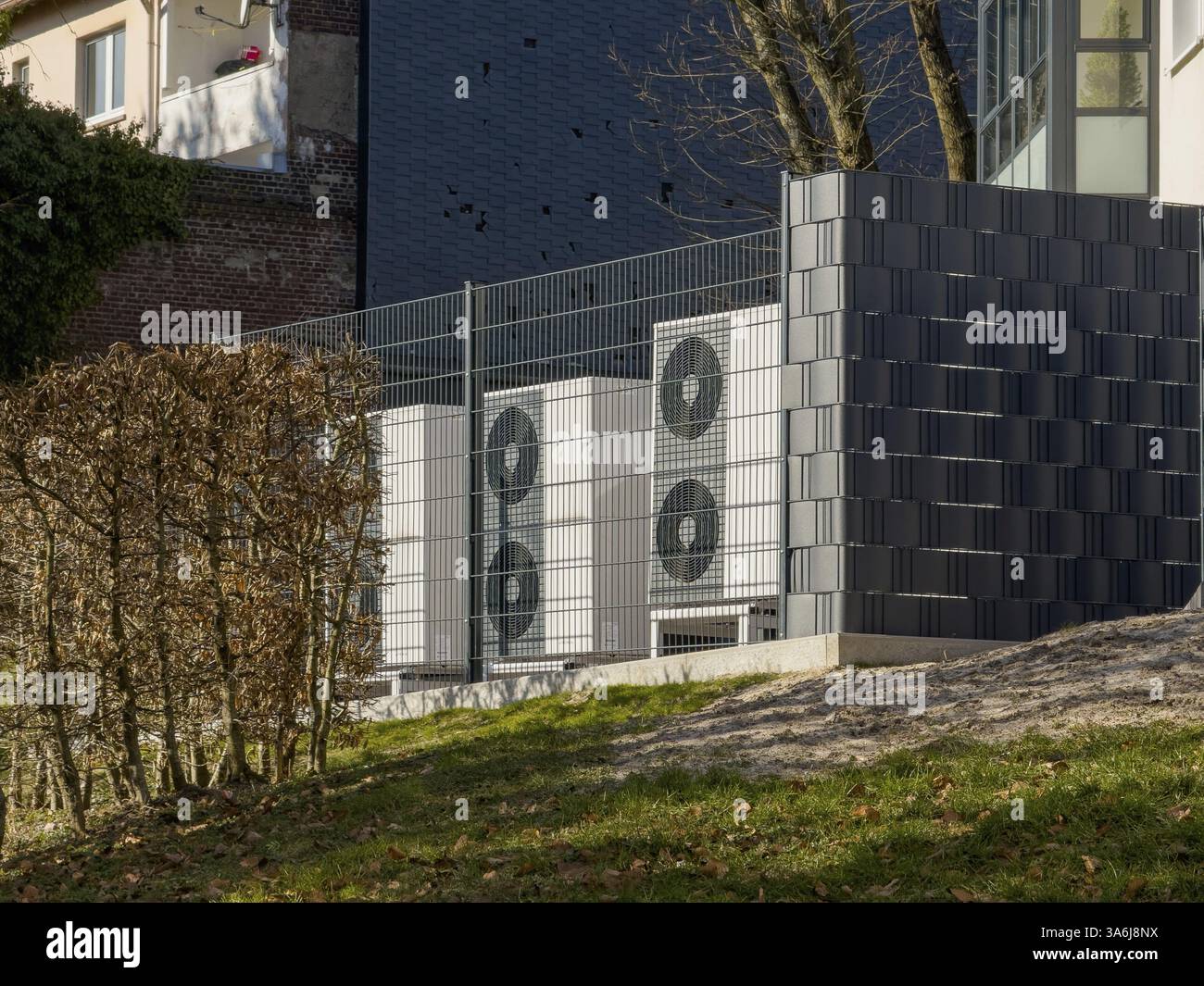 Three heat pumps as a cascade behind a privacy screen in Remscheid ...