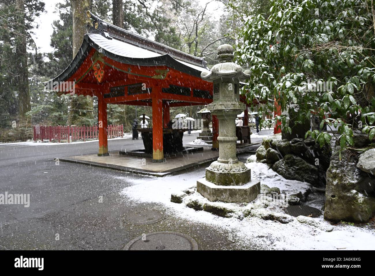 Red temple shrine hi-res stock photography and images - Alamy