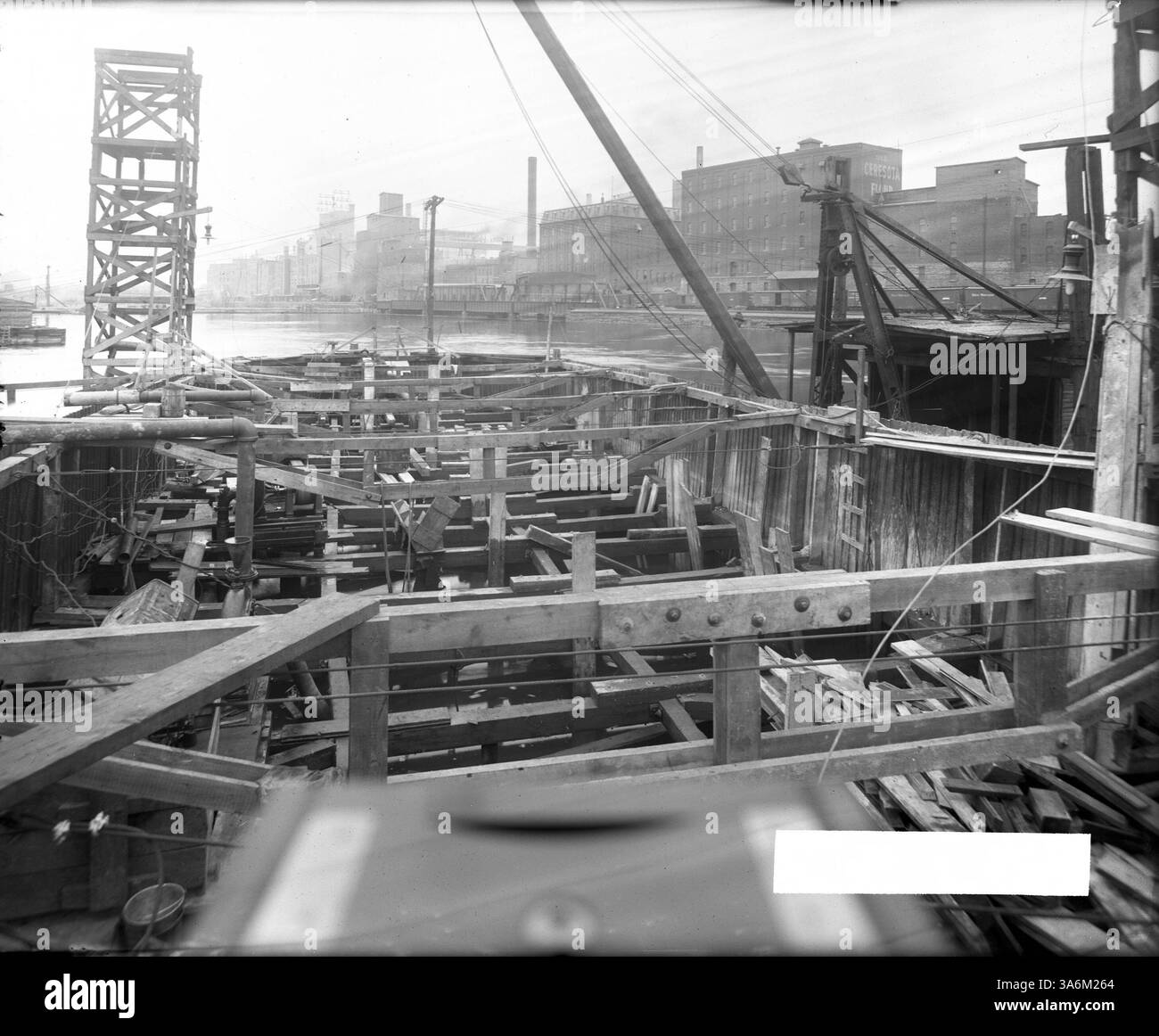 This image captures the construction of the Third Avenue Bridge ...