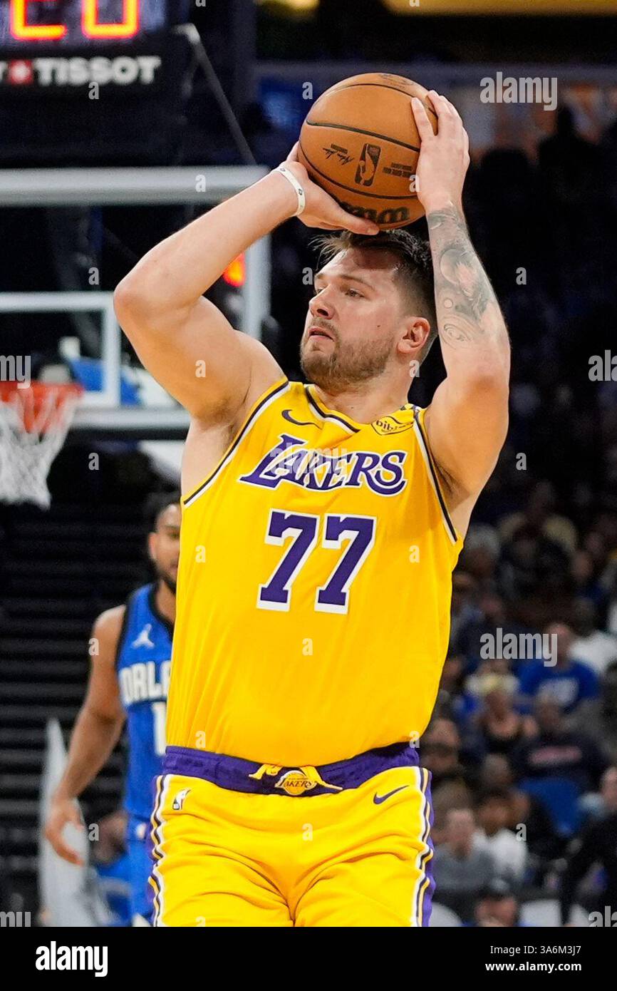 Los Angeles Lakers guard Luka Doncic (77) lines up a shot against the ...