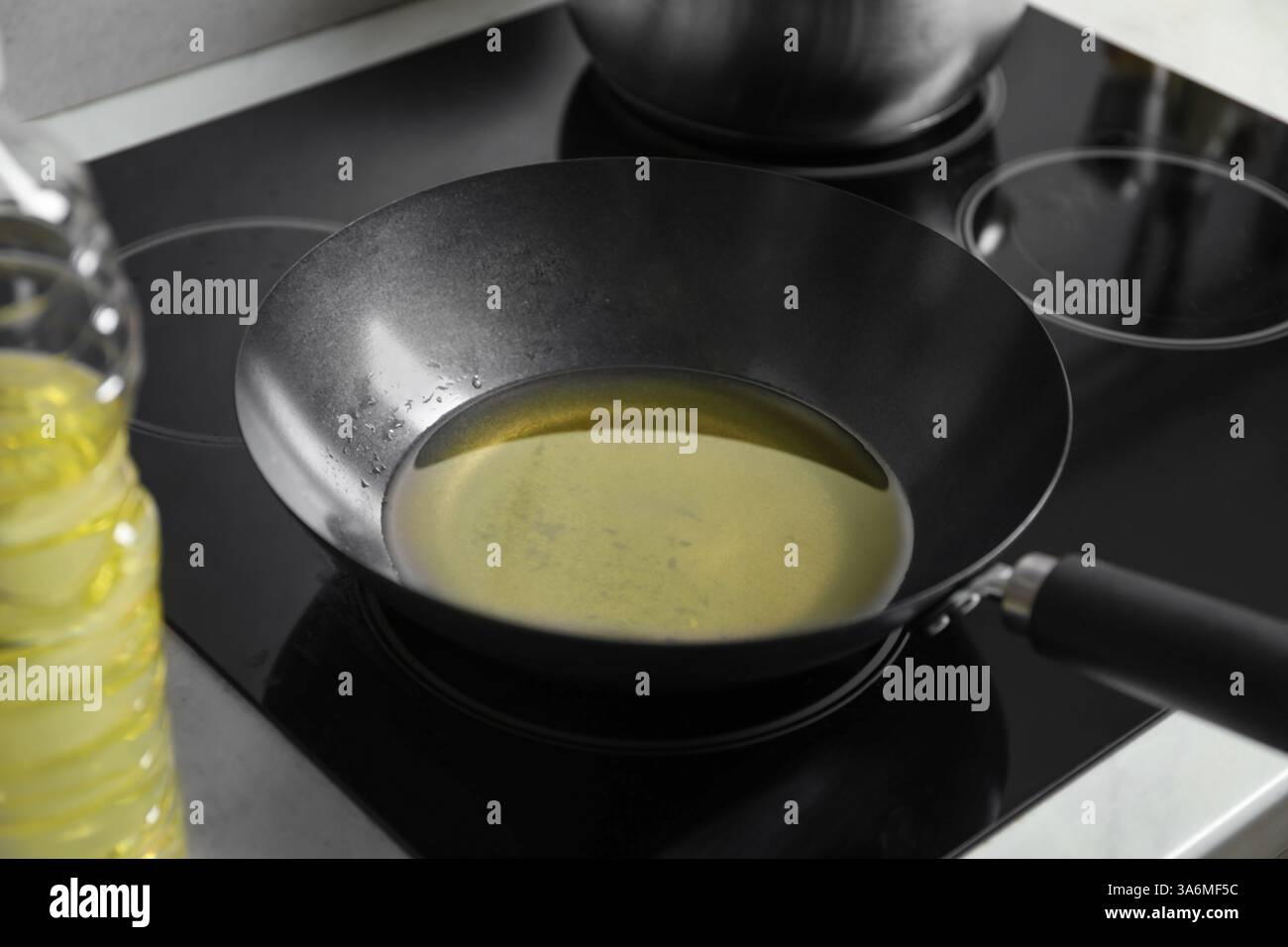 Used cooking oil in frying pan on stove in kitchen Stock Photo - Alamy