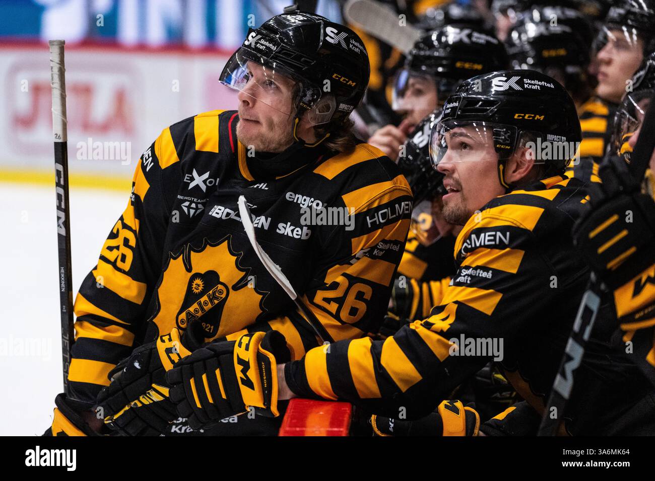 250325 Skellefteås Anton Heikkinen och Andreas Johnson deppar under kvartsfinal tre i SHL mellan ...