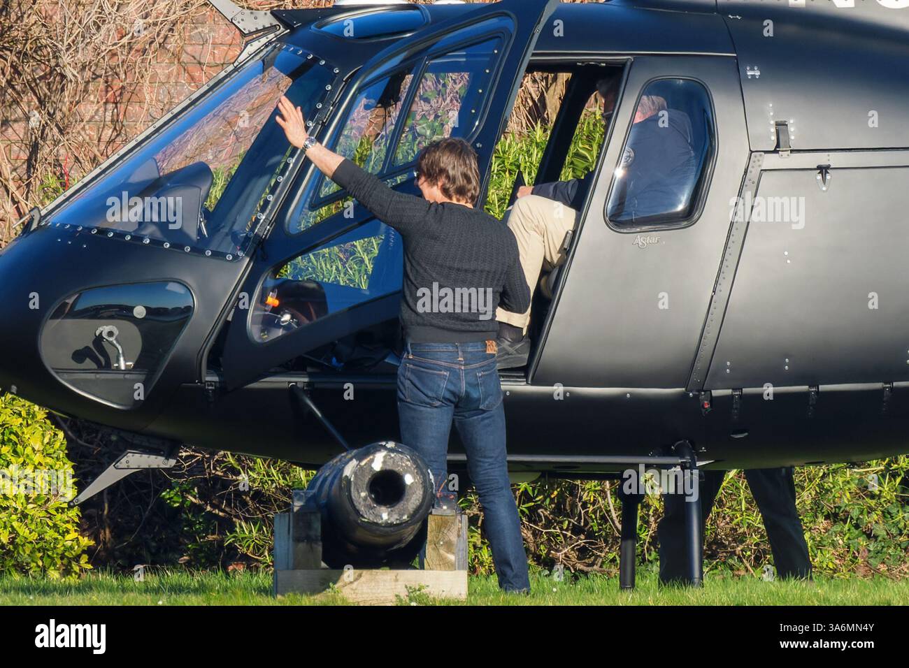 Tom Cruise flies his helicopter Stock Photo - Alamy