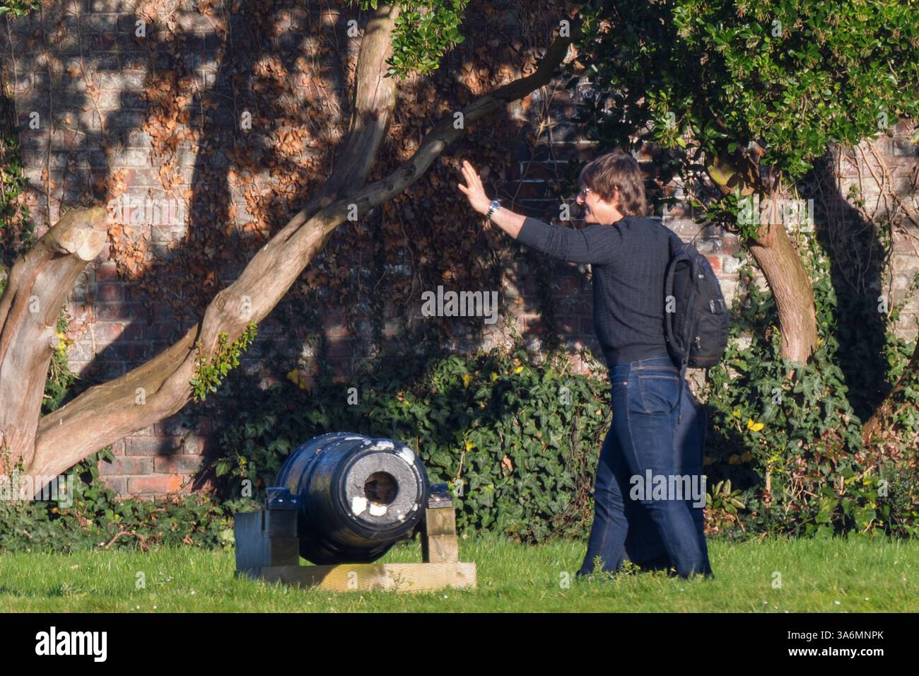 Tom Cruise flies his helicopter Stock Photo - Alamy