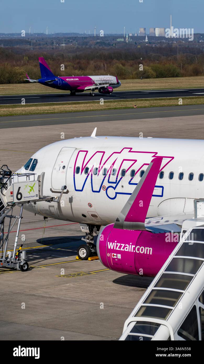 Dortmund Airport, Wizzair Airbus A320, landing approach, plane on the taxiway to take off ...