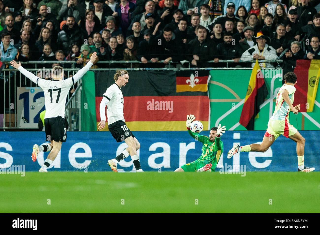 Darmstadt, Deutschland. 25th Mar, 2025. Nick Woltemade (Deutschland U21, 10) schie?t das 1:0 U21 ...